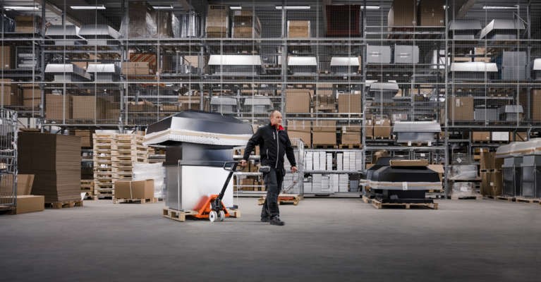 How to operate a hand pallet truck safely | Health & Safety Matters